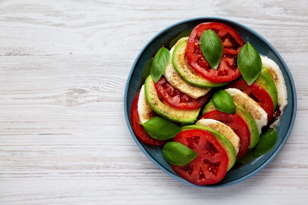 Abacate e tomate: por que consumir os dois alimentos juntos?